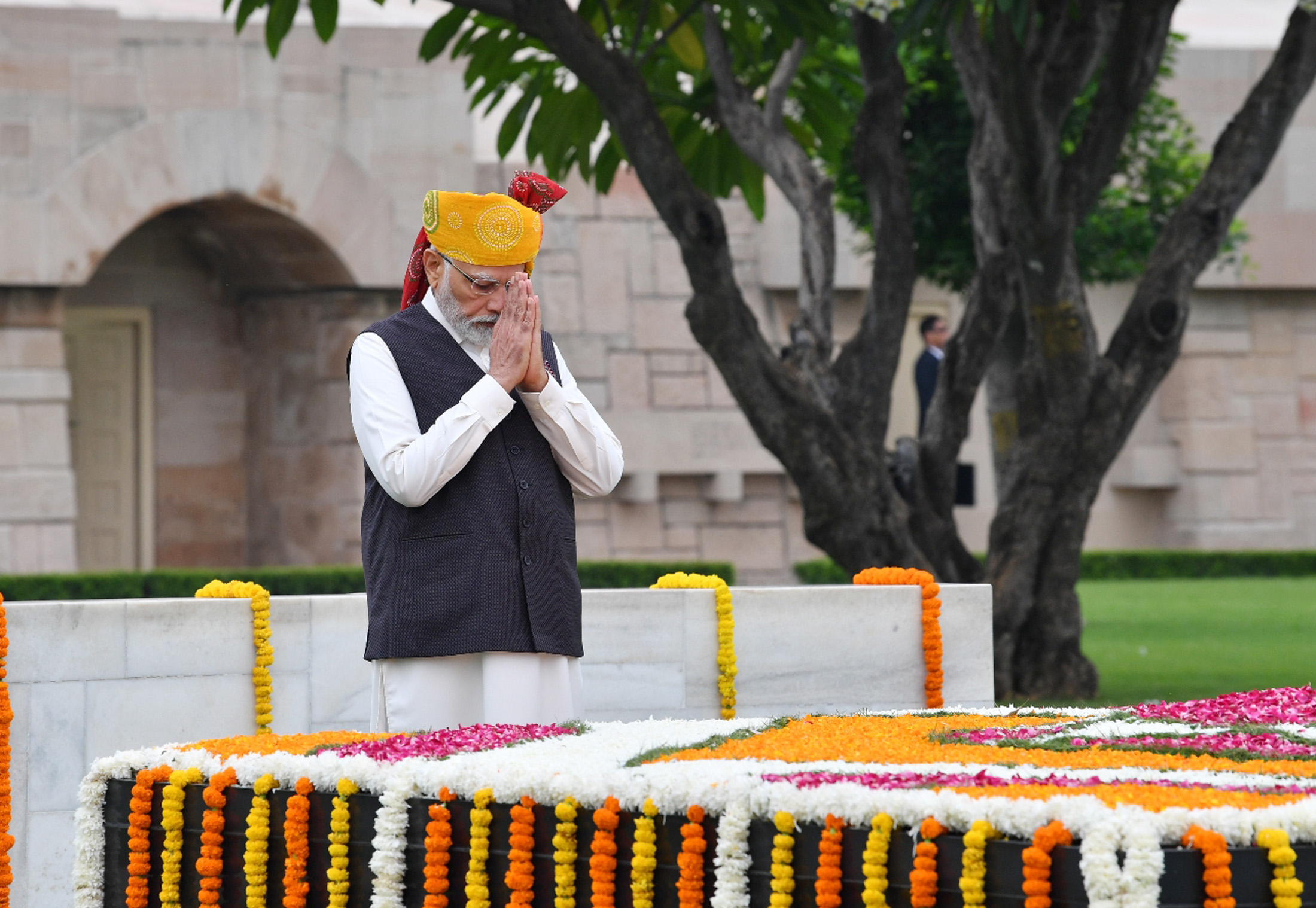 PM Modi pays tribute to Mahatma Gandhi at Rajghat on I-Day - Global ...